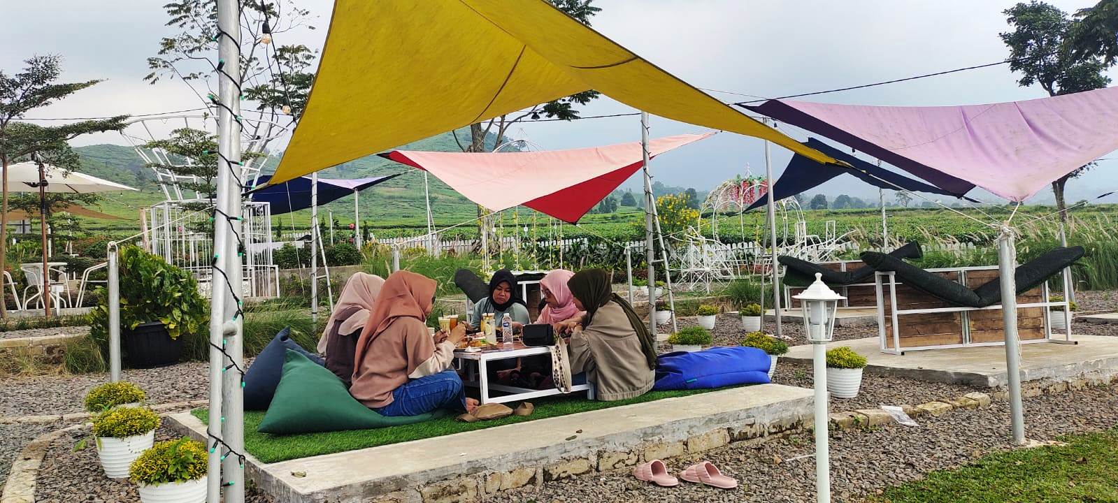 Cafe Tengah Kebun Subang Tawarkan Tempat Nongkrong Instagramable ...