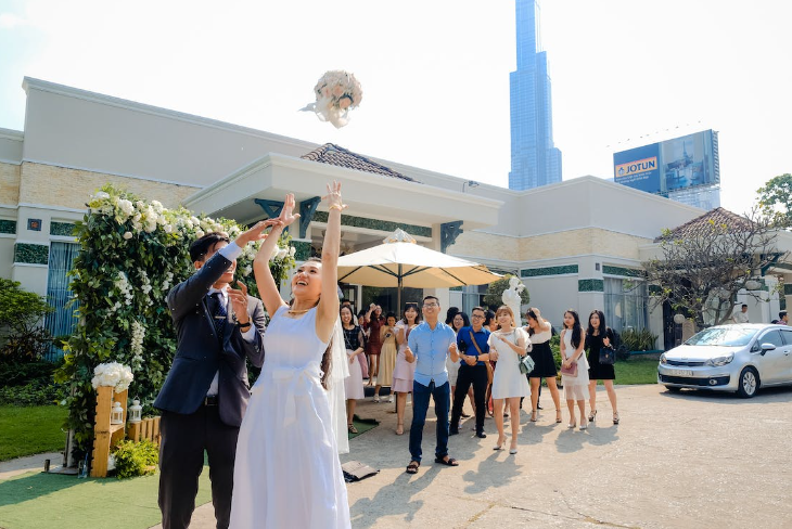 Sering Melihatnya, Begini Penjelasan Tentang Tradisi Lempar Bunga di ...