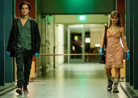 Sinopsis Film Five Feet Apart (2019): Kisah Cinta Berjarak dengan ...