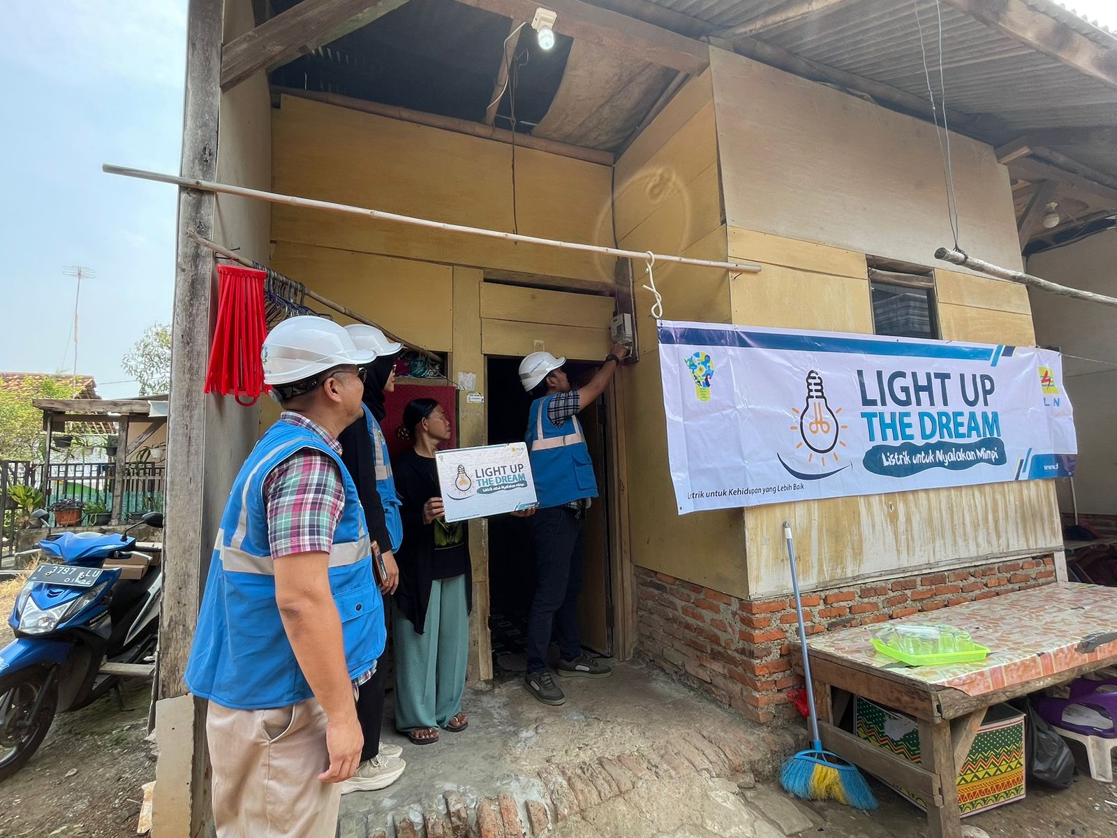 Wujudkan Mimpi Ibu Rani untuk Menikmati Listrik melalui Program Light The Dream – Pasundan Ekspres
