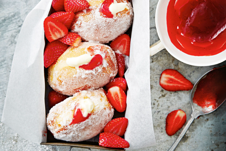 Ada yang Bikin Ngiler, nih, Resep Bomboloni Selai Strawberry, Lelehan ...