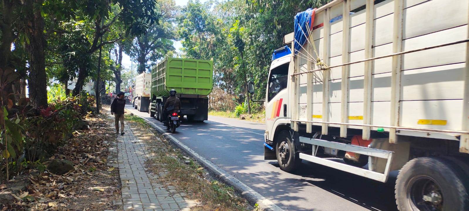 Warga Ngeluh Mobil Berat Beroperasi di Pagi Hari, Padahal Subang Sudah ...