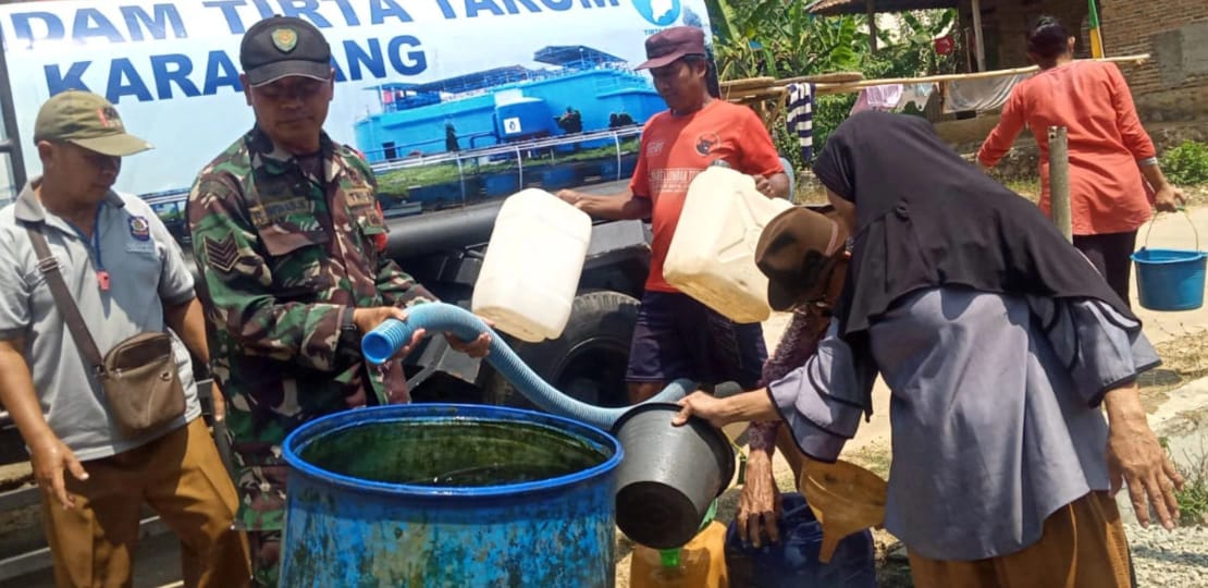 Kekeringan, Kodim 0604 Karawang Bersama PDAM salurkan Bantuan Air Bersih – Pasundan Ekspres