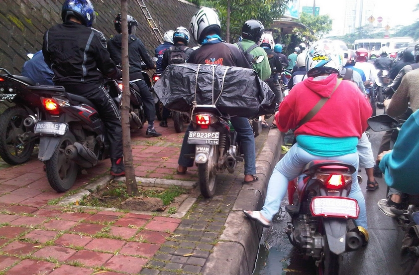 Cara Mengendarai Motor Kopling Saat Tanjakan Macet – Pasundan Ekspres