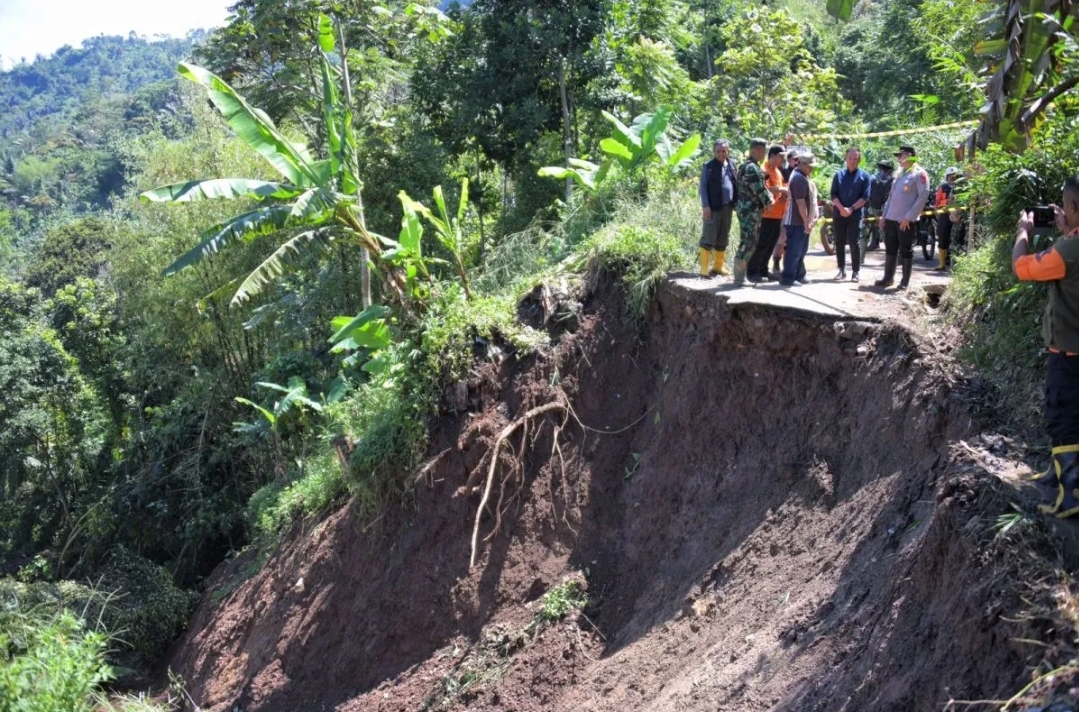 Longsor di Bandung Barat, PJ Gubernur Jawa Barat Intruksikan Begini – Pasundan Ekspres