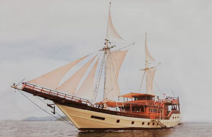 Sejarah Kapal Pinisi di Indonesia, Kapal Wisata Warisan Nenek Moyang ...
