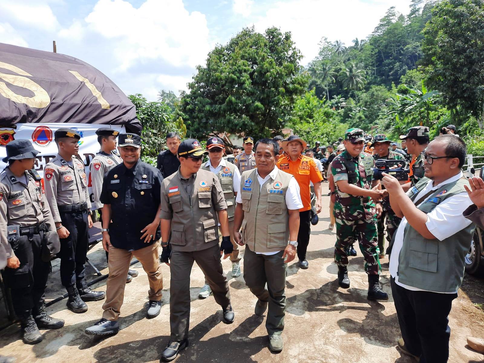 Pastikan Penanganan Bencana Terlaksana dengan Baik, Kepala BNPB Tinjau Lokasi Longsor di ...