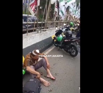Aduh! Sepasang Pasutri Tersangkut Bendera Parpol yang Terpasang di ...