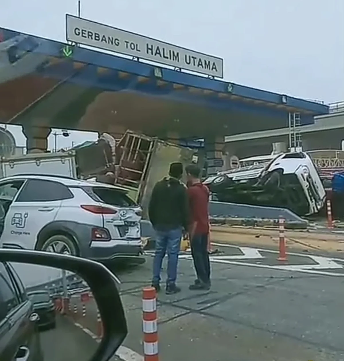 Detik-detik Kecelakaan, Cuplikan Video dari Gerbang Tol Halim Utama ...